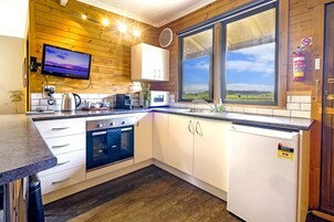Cabana família, várias camas, vista para a montanha | Cozinha privada | Micro-ondas, fogão, cafeteira/chaleira, chaleira elétrica