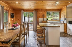 Casa com design assinado, 4 quartos, lareira, vista para a montanha | Cozinha privada | Micro-ondas, fogão, cafeteira/chaleira, chaleira elétrica