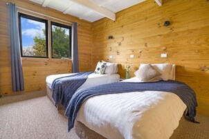 Cabana família, várias camas, vista para a montanha | Individualmente mobiliados, espaço de trabalho para notebook