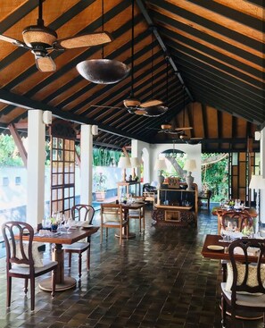 3 restaurantes, pequenos-almoços servidos, cozinha indiana 