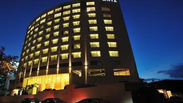 Fachada do alojamento (tarde/noite)