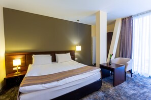 Quarto Deluxe | Minibar, cofre no quarto, secretária, quartos insonorizados 