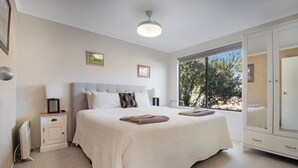 Chalé, Não-fumadores | Camas de colchão pillowtop, cofre no quarto, secretária, Wi-fi grátis