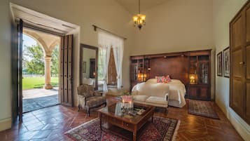 Suite Superior, 1 cama king-size, vista para o lago | Cofre no quarto, secretária, berços/camas para crianças grátis