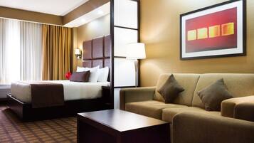 Suíte, 1 cama King, para não fumantes, micro-ondas (with Sofabed) | Roupas de cama premium, edredons de pluma, frigobar, cofres nos quartos