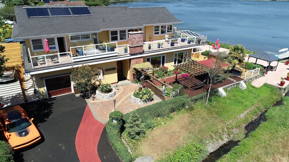 Birds Of A Feather Victoria Oceanfront Studio Suites - San Juan Islands, WA