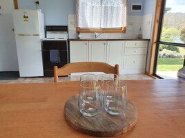 Cabana panorâmico, 2 quartos, vista para o lago | Cozinha privada | Geladeira, micro-ondas, fogão, cooktop