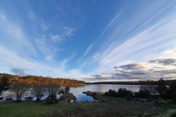 Lake Yalleena Nature Retreat - Tasmania