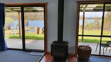 Cabana de Madeira Panorâmica, 2 quartos, vista para o lago | Vista do quarto