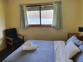 Cabana família, 2 quartos, vista para o lago | 1 quarto, roupas de cama premium, ferros/tábuas de passar roupa