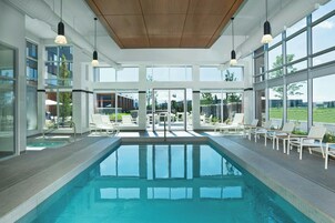 Piscina interior, da(s) 6:00 à(s) 23:00, espreguiçadeiras 