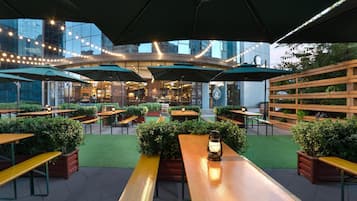 4 restaurantes: servem pequenos-almoços, almoços e jantares