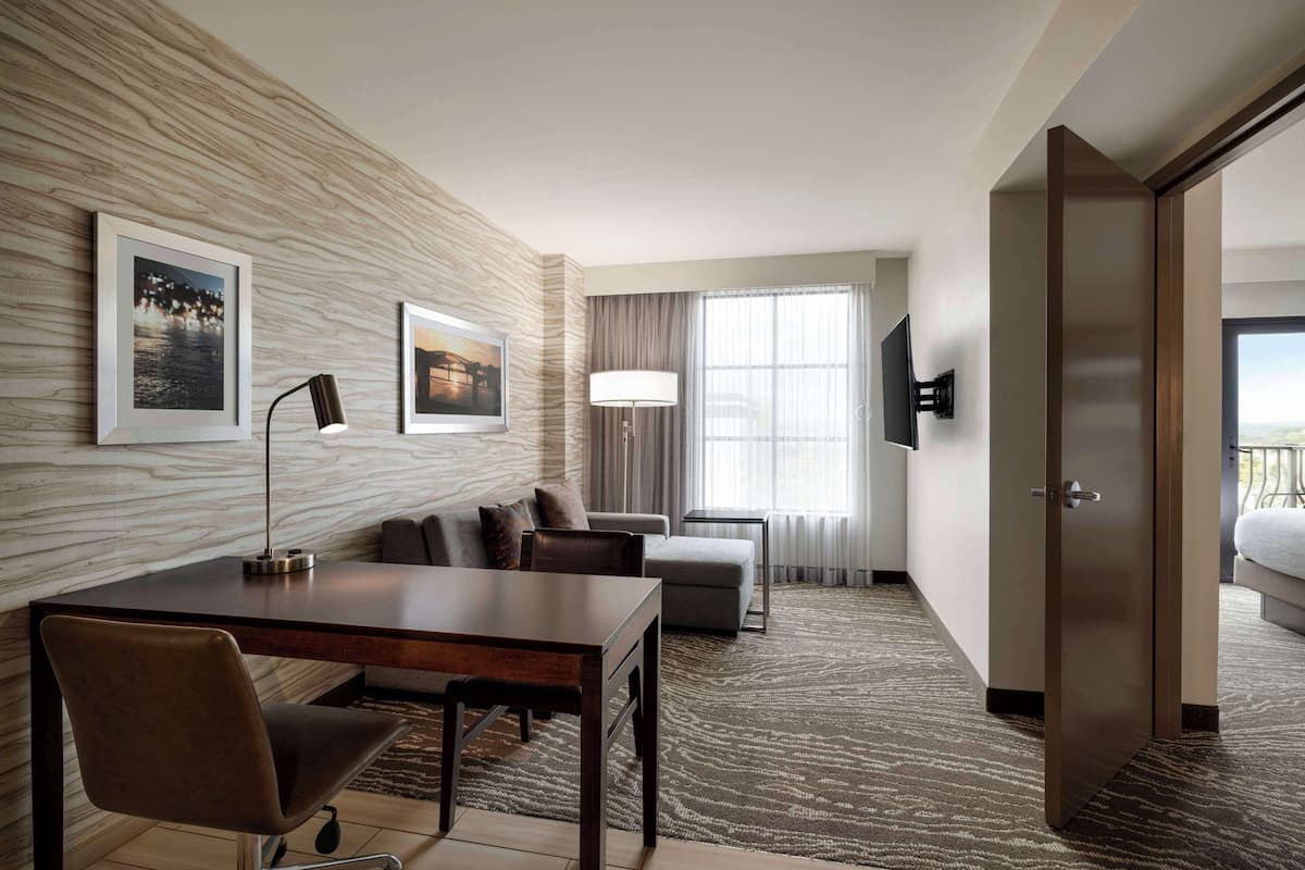 Suíte, 1 cama King, acessível, banheira (2 Rooms, Balcony) | Roupas de cama premium, cofres nos quartos