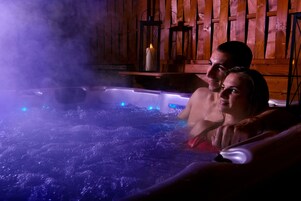 Sauna, banheira de hidromassagem, massagens 