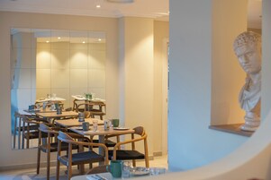 Café da manhã com buffet todos os dias mediante uma taxa