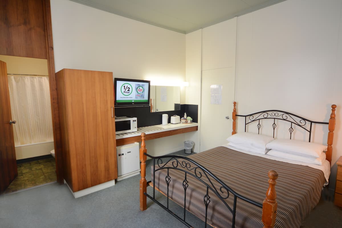 Quarto Duplo Económico, 1 cama de casal, casa de banho anexa (1st Floor) | Wi-fi grátis, roupa de cama fornecida