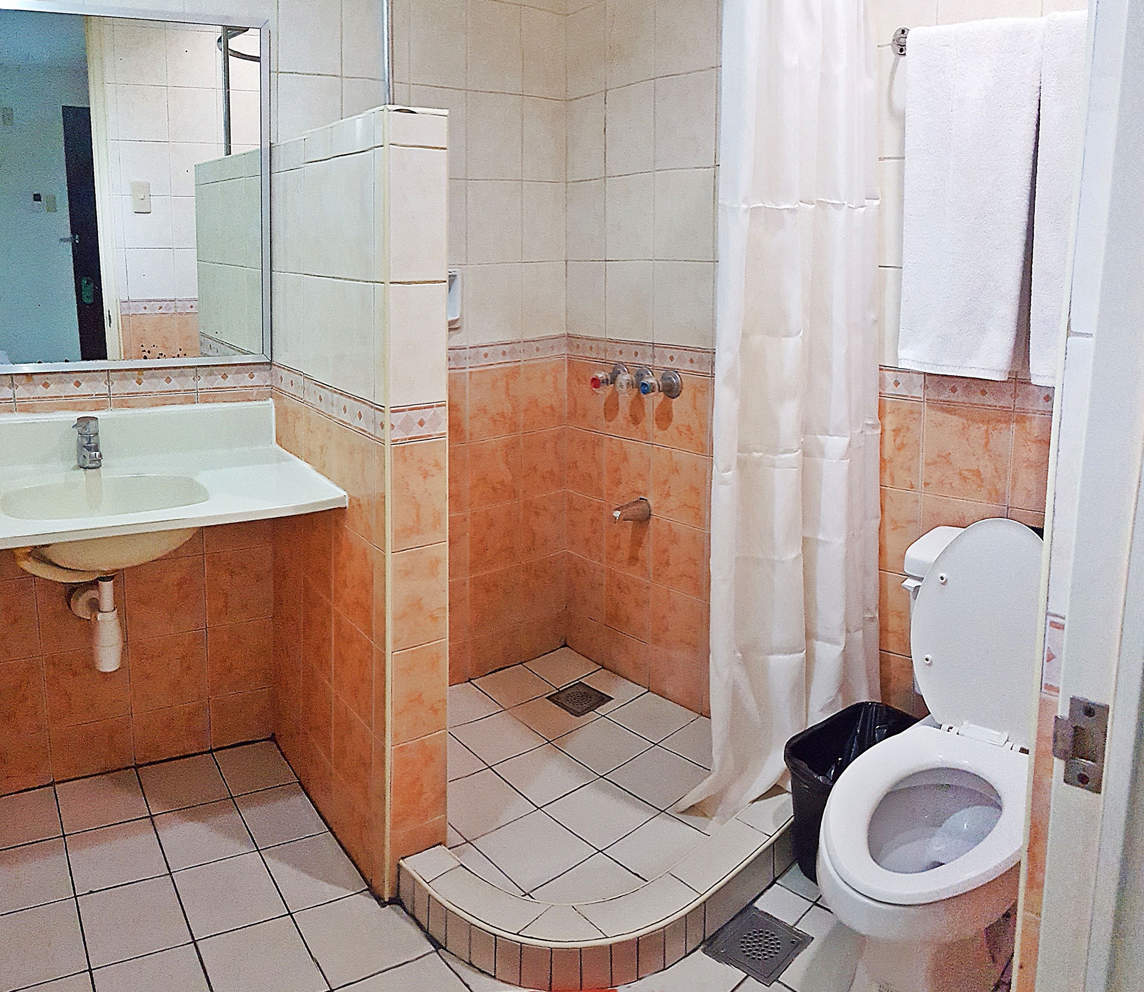 Quarto Superior | Casa de banho | Um polibã, chinelos, toalhas fornecidas, sabão 