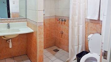 Quarto Superior | Casa de banho | Um polibã, chinelos, toalhas fornecidas, sabão
