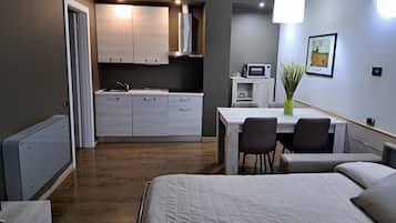 Apartamento, 1 quarto, no piso térreo (2 adults) | Cozinha privada | Geladeira grande, micro-ondas, cooktop, chaleira elétrica