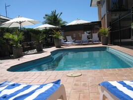 Piscina exterior, guarda-sóis, espreguiçadeiras