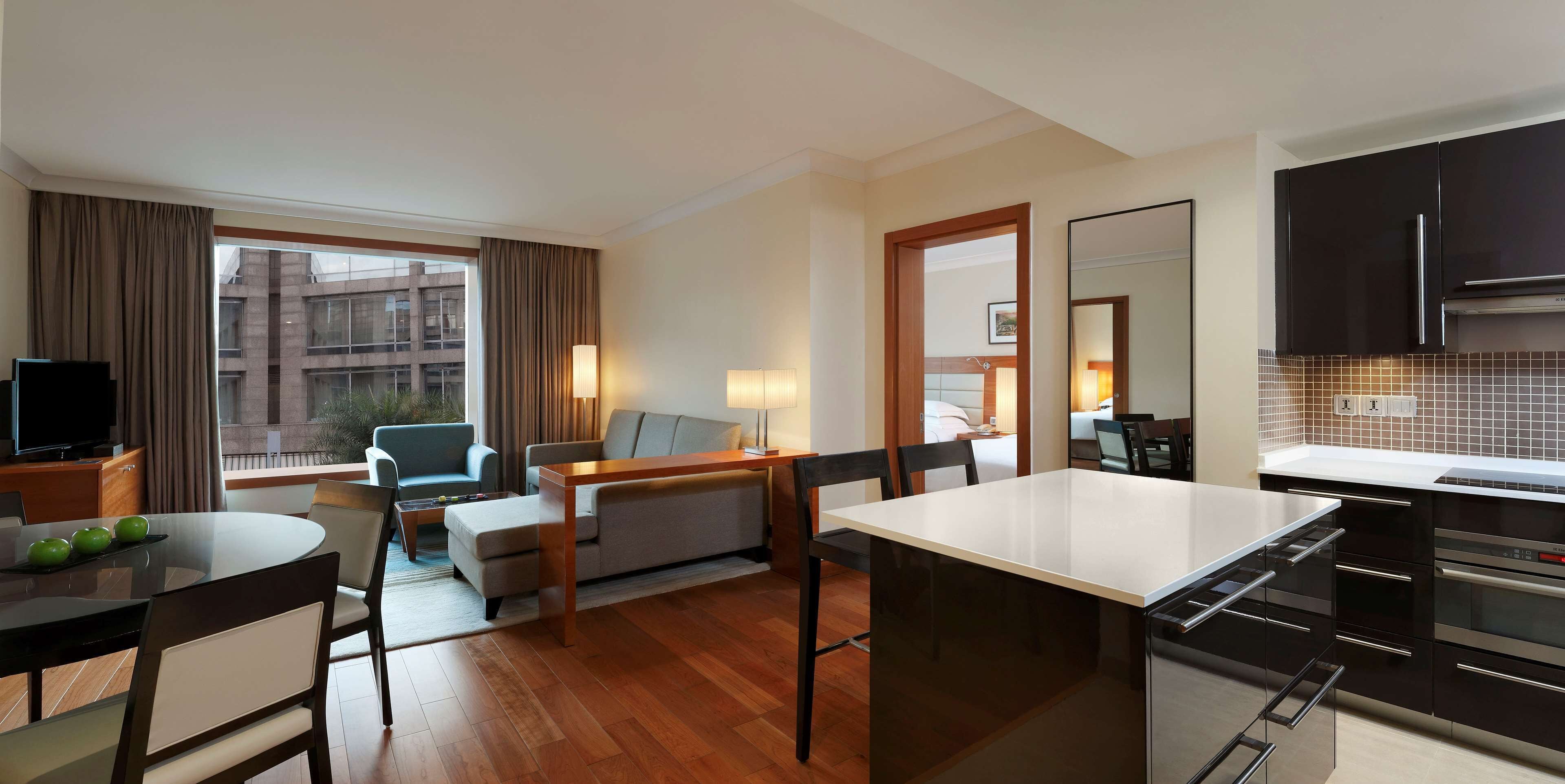 Two Bedroom Deluxe Suite with Separate Living and Dining area, Bathtub, Cocktail hours | Edredões de penas, minibar, cofre no quarto 