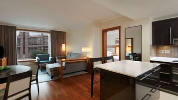 Two Bedroom Deluxe Suite with Separate Living and Dining area, Bathtub, Cocktail hours | Edredões de penas, minibar, cofre no quarto