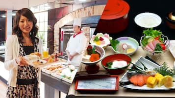 Buffet variado com diversos pratos, um cozinheiro de uniforme e uma mulher servindo comida.