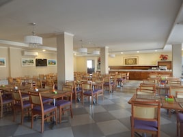 Café da manhã com buffet grátis todos os dias