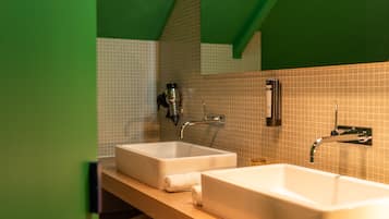 Quarto Duplo Deluxe para 1 Pessoa | Casa de banho | Um polibã e uma banheira separados, um secador de cabelo