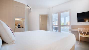 Quarto Duplo Deluxe | Camas de colchão pillowtop, minibar, cofre no quarto, secretária