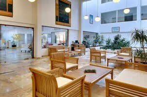 Área de estar no saguão