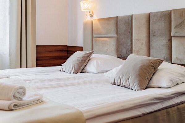 Quarto casal standard | Roupas de cama premium, frigobar, cofres nos quartos