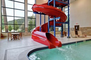 Piscina interior, espreguiçadeiras