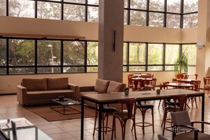 Café da manhã com buffet todos os dias mediante uma taxa