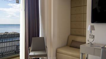 Quarto triplo luxo | Frigobar, cofres nos quartos, escrivaninha, quartos à prova de som