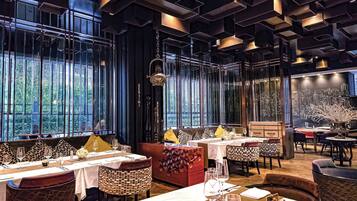 2 restaurantes: servem pequenos-almoços, almoços e jantares