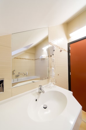 Quarto Duplo | Casa de banho | Artigos de higiene pessoal grátis, um secador de cabelo