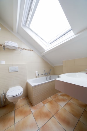 Quarto Individual | Casa de banho | Artigos de higiene pessoal grátis, um secador de cabelo