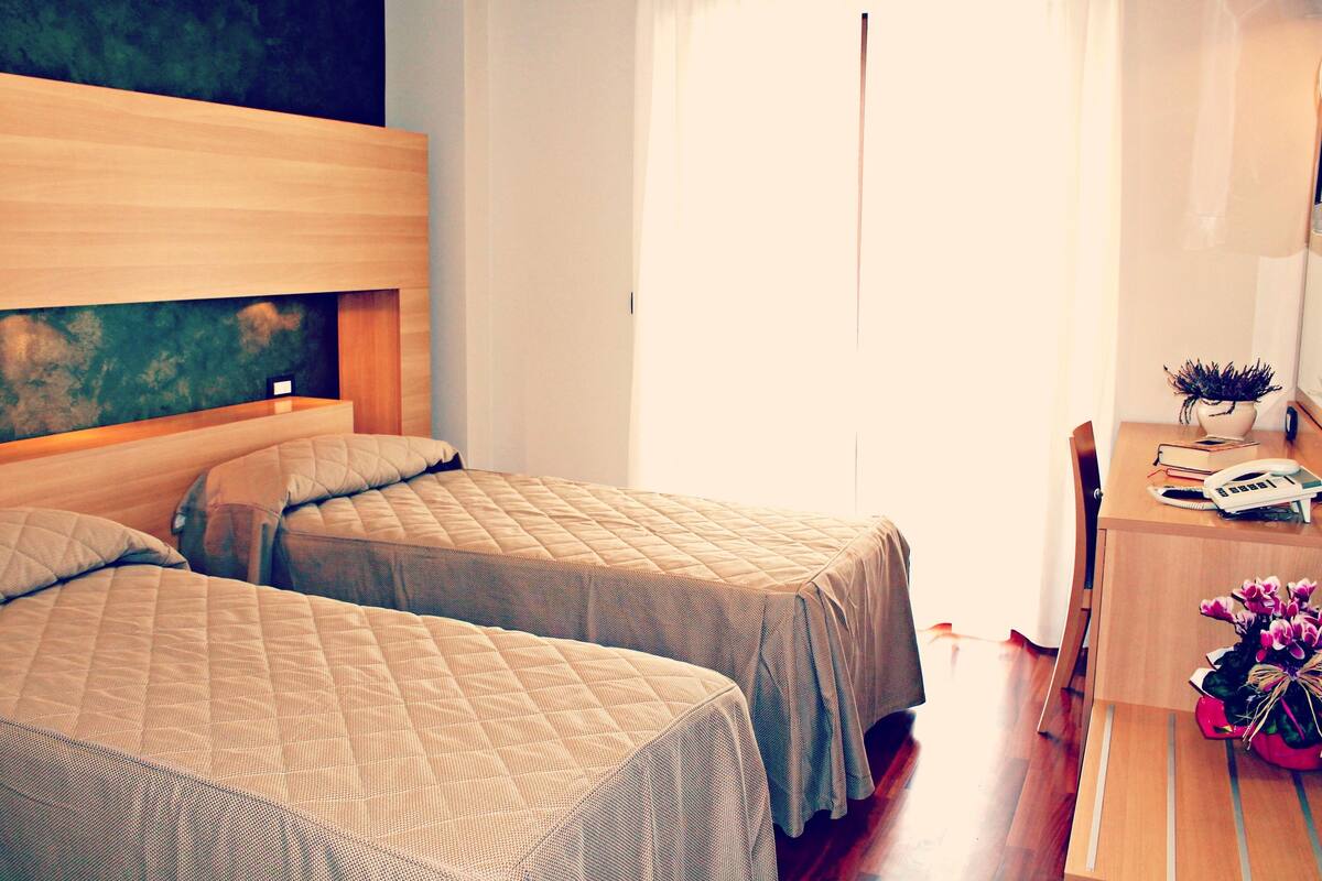 Quarto Duplo Deluxe | Camas de colchão Select Comfort, minibar, cofre no quarto, secretária 