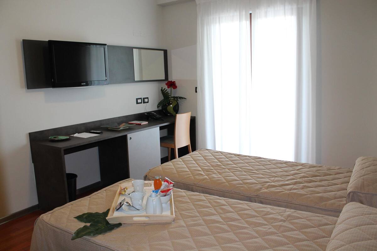 Quarto Duplo Standard | Camas de colchão Select Comfort, minibar, cofre no quarto, secretária 