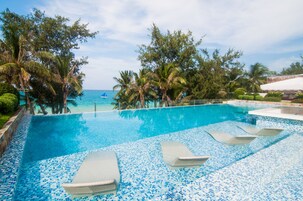 2 piscinas externas, guarda-sóis, espreguiçadeiras