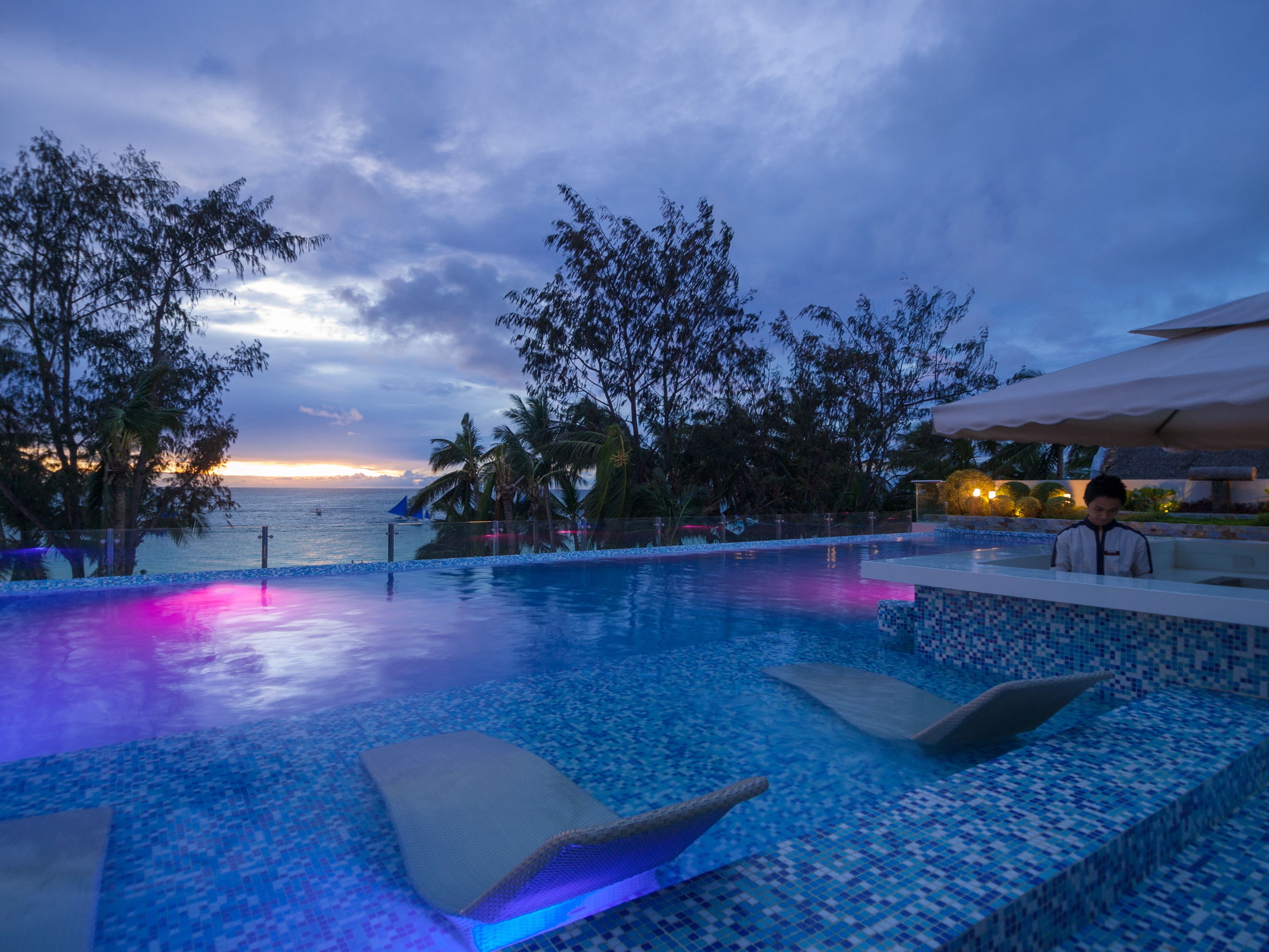 2 piscinas exteriores, guarda-sóis, espreguiçadeiras 