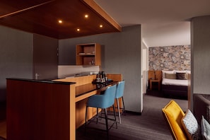 Apartamento | Cofre com capacidade para portátil, secretária, ferro/tábua de engomar 