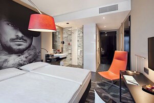 Quarto Duplo Standard | Roupa hipoalergénica, secretária, cortinas/cortinados opacos 