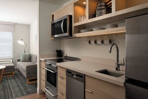 Suíte, 1 quarto | Cozinha americana privada | Geladeira, micro-ondas