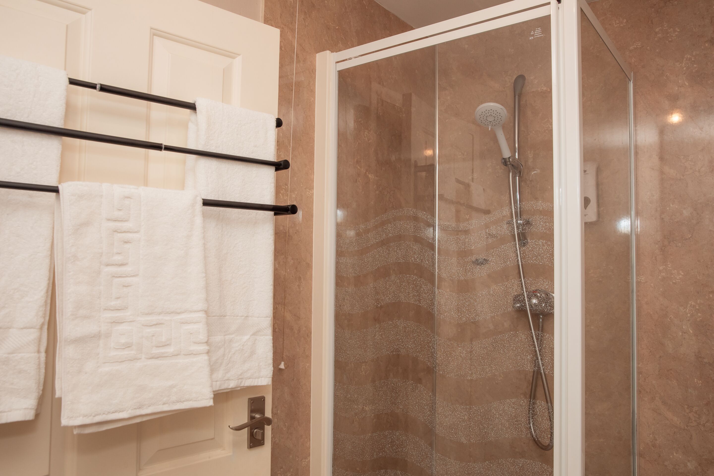 Suite, casa de banho anexa ((2Ad & 1Ch under 16 )) | Casa de banho | Um secador de cabelo, toalhas fornecidas 