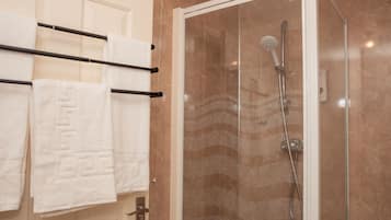 Suite, casa de banho anexa ((2Ad & 1Ch under 16 )) | Casa de banho | Um secador de cabelo, toalhas fornecidas