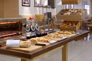 Pequeno-almoço tipo buffet diário mediante uma taxa 