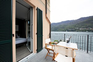 Quarto casal superior, sacada, vista para o lago | Edredons de pluma, frigobar, cofres nos quartos, escrivaninha