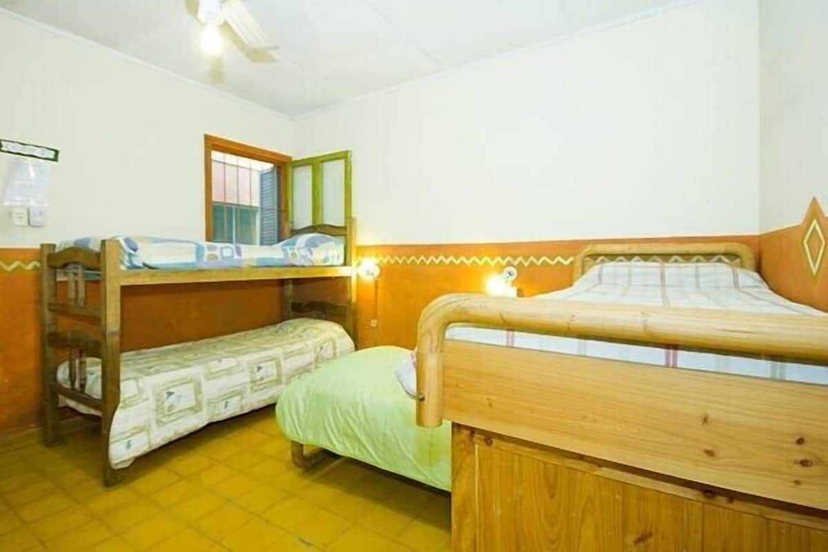 Dormitório Partilhado, apenas para mulheres, casa de banho partilhada (6 people) | Cofre no quarto, com decoração personalizada